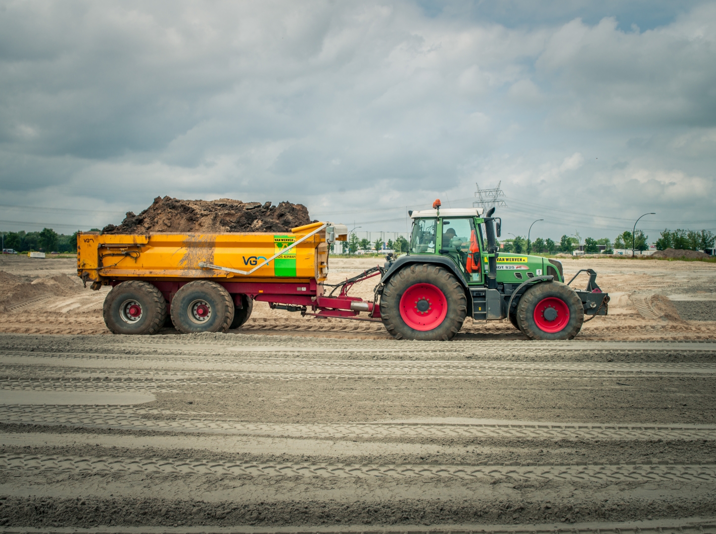 Trekker met dumper (14 m3) huren - Van Werven